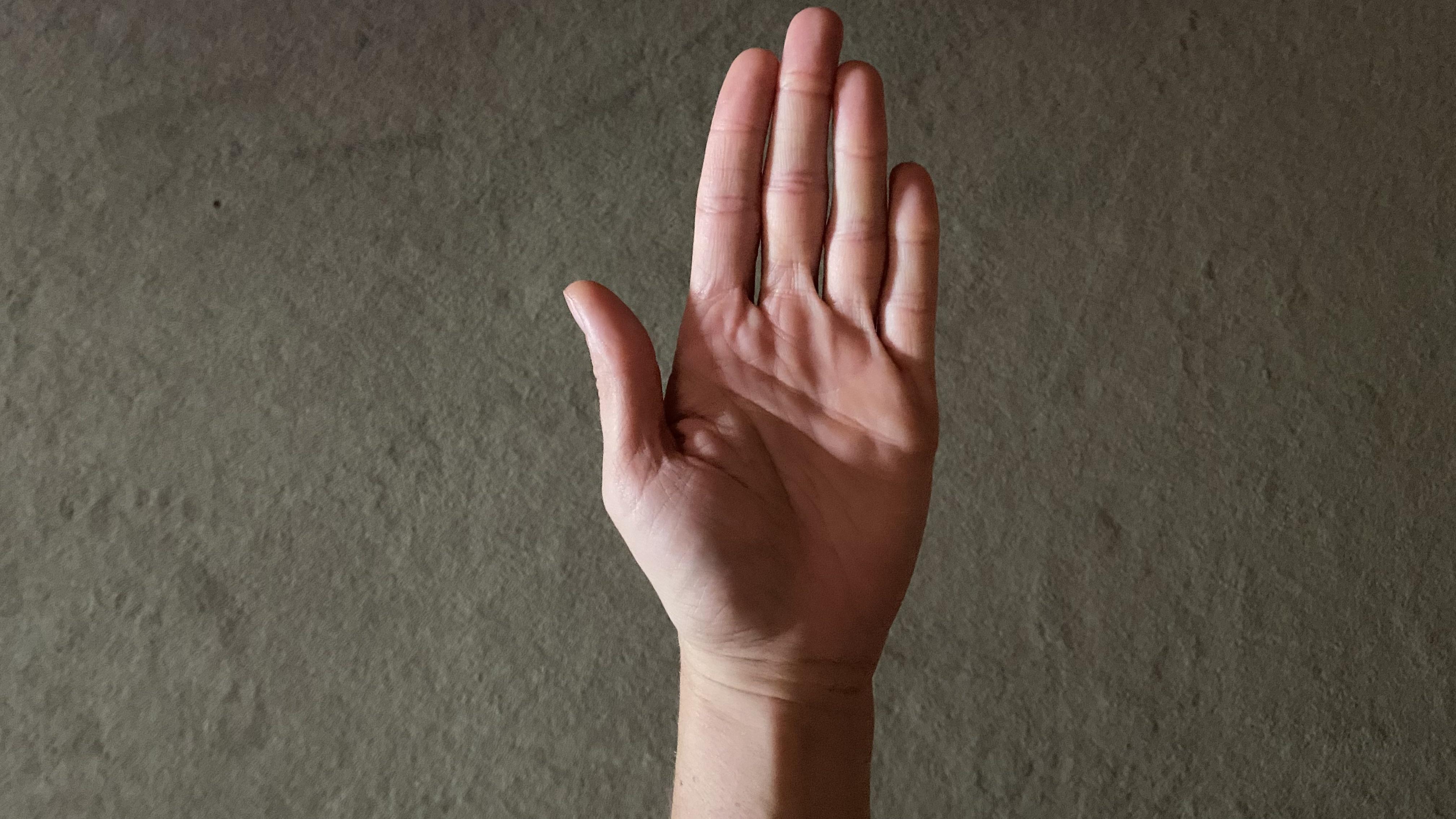 Internationales Handzeichen bei Entführung: Das sollten Sie kennen | FOCUS.de